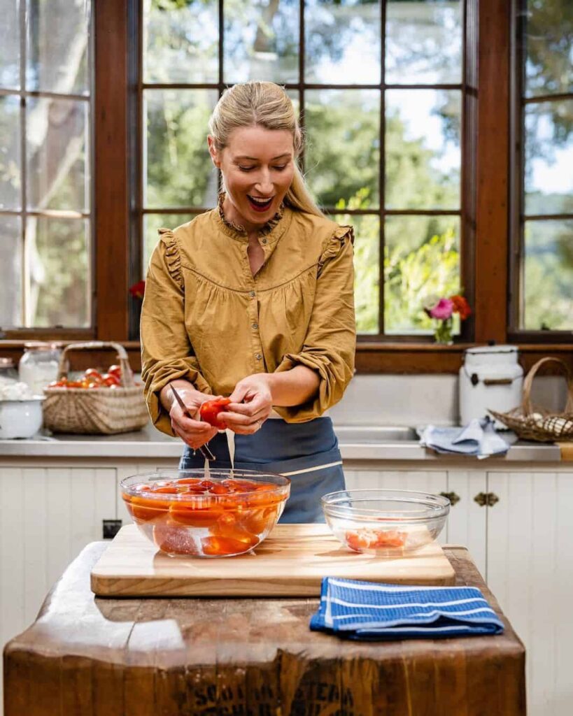 Elizabeth Poett Net Worth 2022| Age, Hat, Parents, And The Ranch Table ...